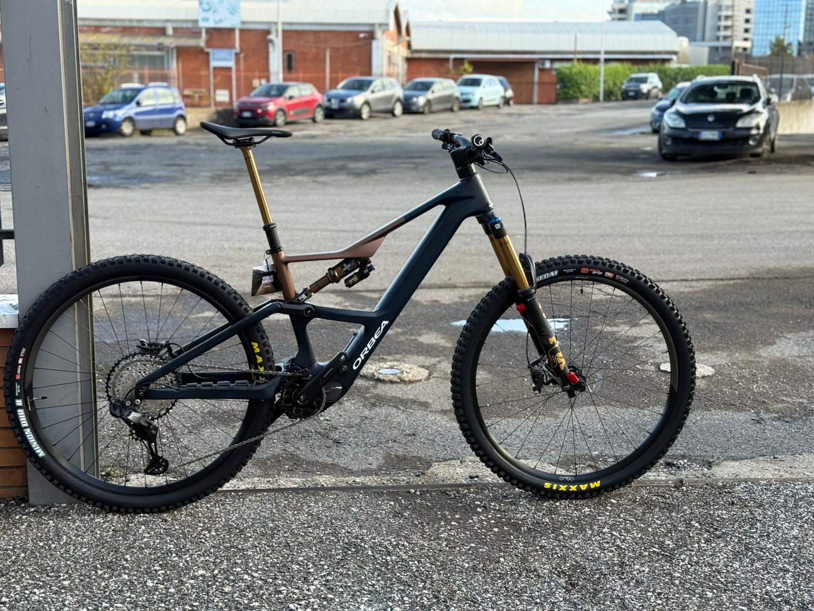 Orbea Rise LT M10 630Wh L custom Di2 blue Carbon view / Mettallic Chopper | Bike-Store