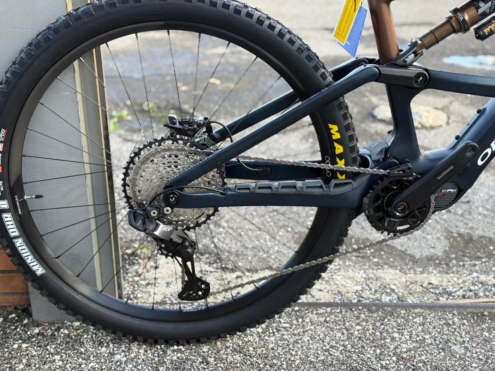 Orbea Rise LT M10 630Wh L custom Di2 blue Carbon view / Mettallic Chopper | Bike-Store